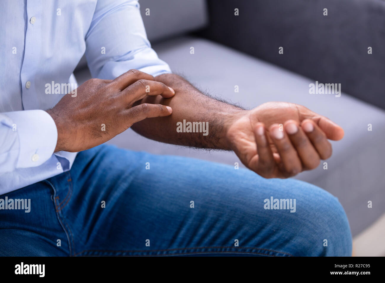 Scratching hand hi-res stock photography and images - Alamy