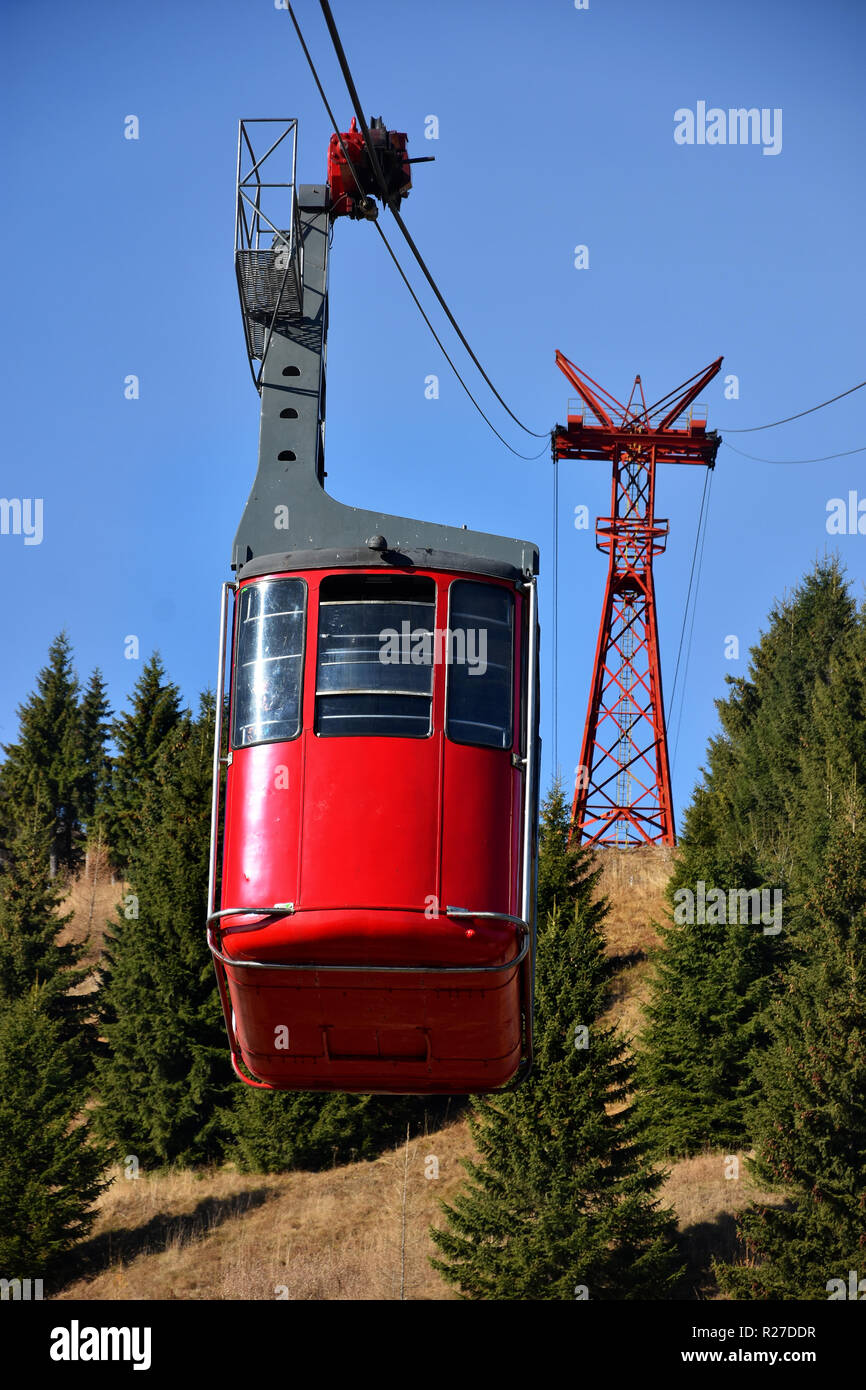 Red cable car transportation at 2000m in Bucegi Mountains, autumn ...
