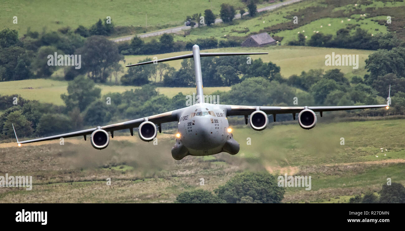 USAF C-17 Globemaster flying Stock Photo - Alamy