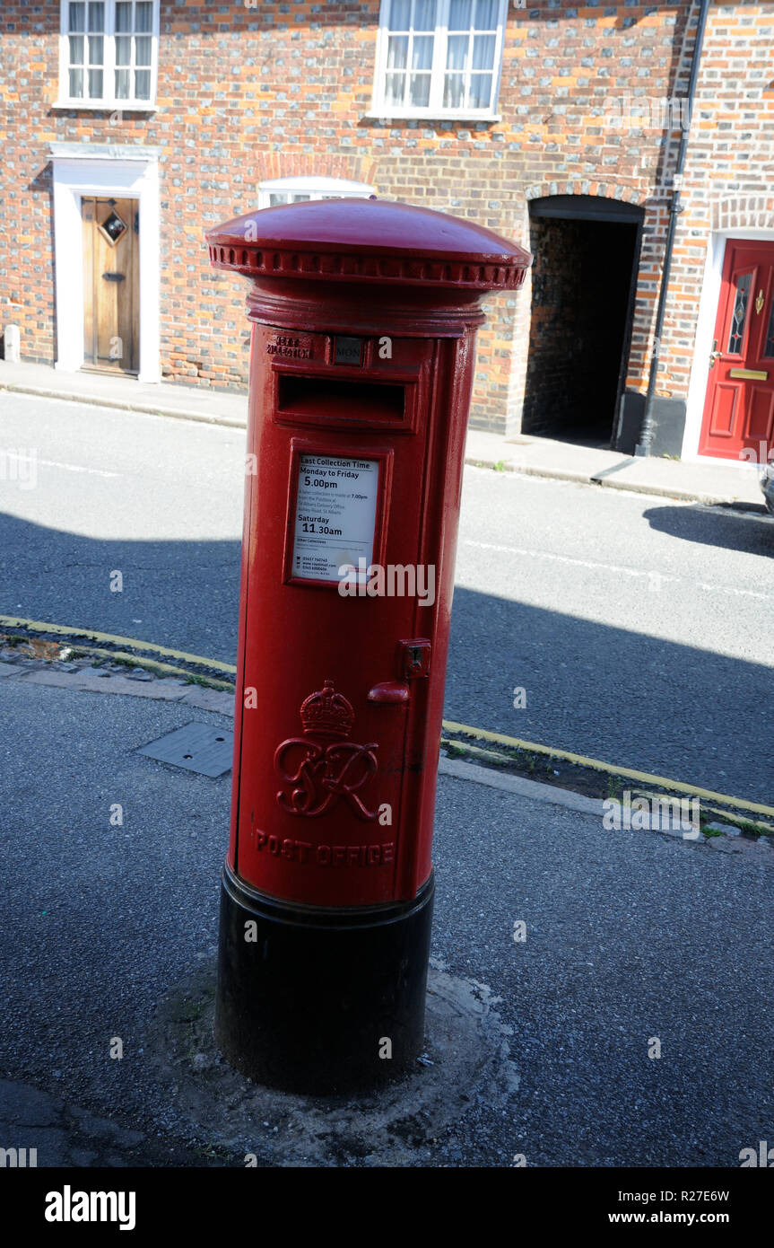 Gr post box hi-res stock photography and images - Alamy