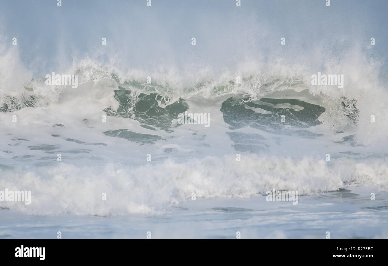 Waves building hi-res stock photography and images - Alamy