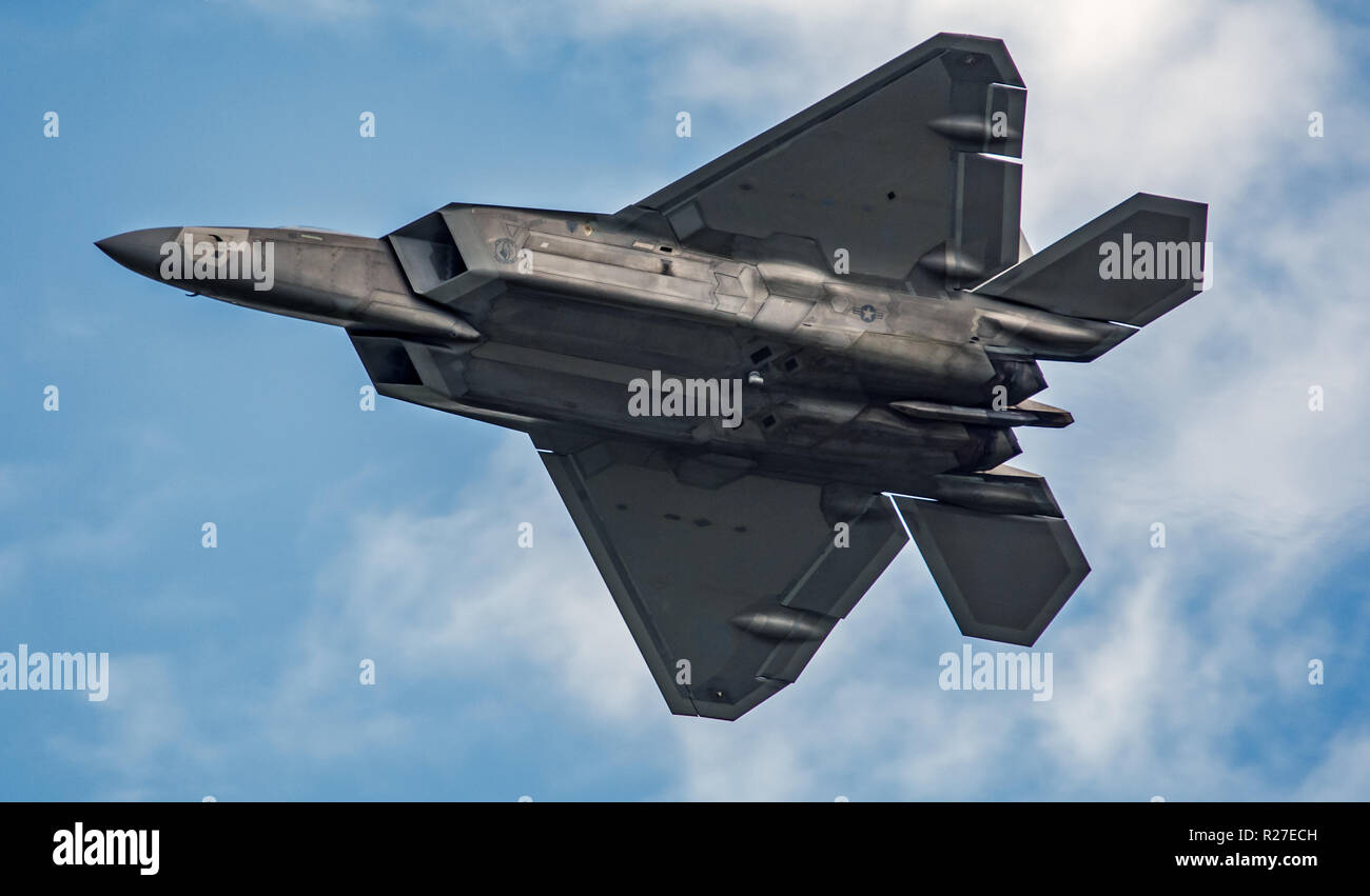 F-22 raptor flying Stock Photo - Alamy