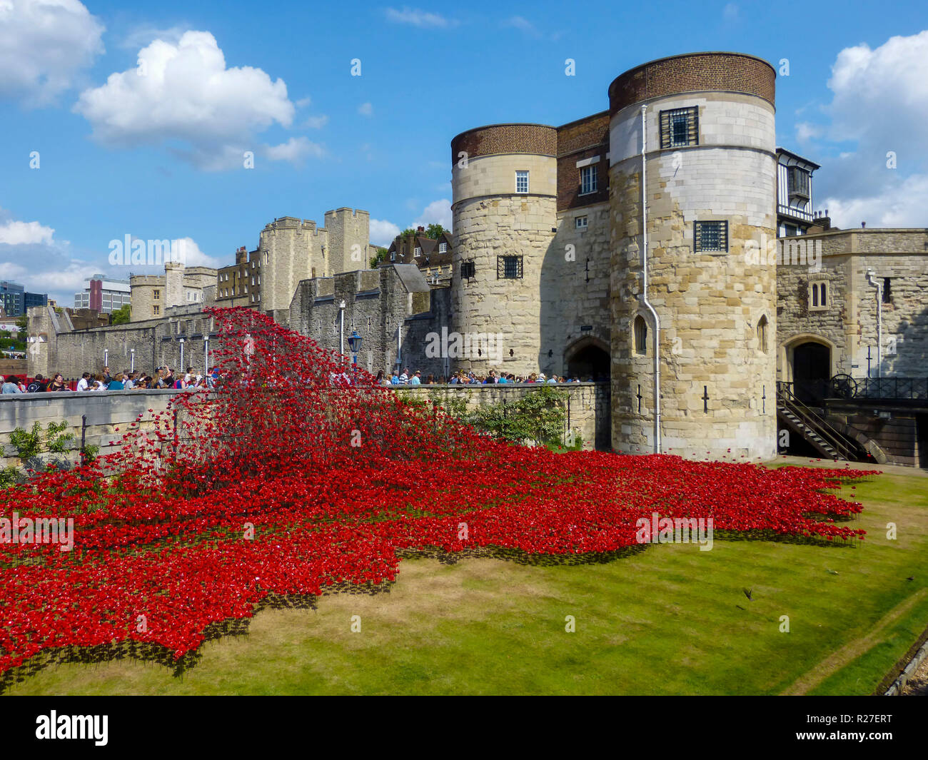 Poppy art installation moat hi-res stock photography and images - Alamy