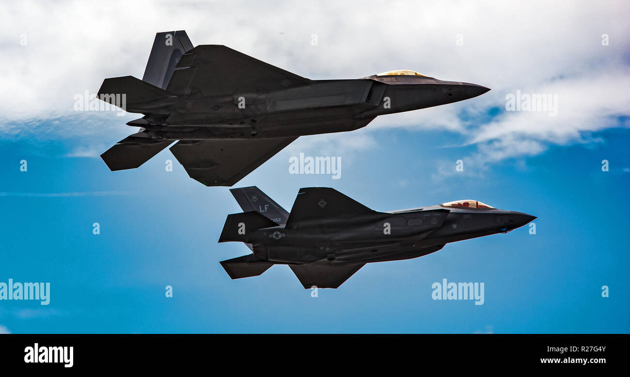 F-22 raptor flying Stock Photo - Alamy