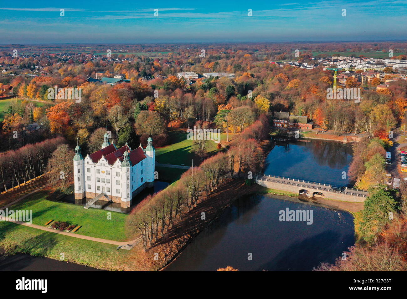 Ahrensburger Schloss, Schloss Ahrensburg aus der Luft Stock Photo - Alamy