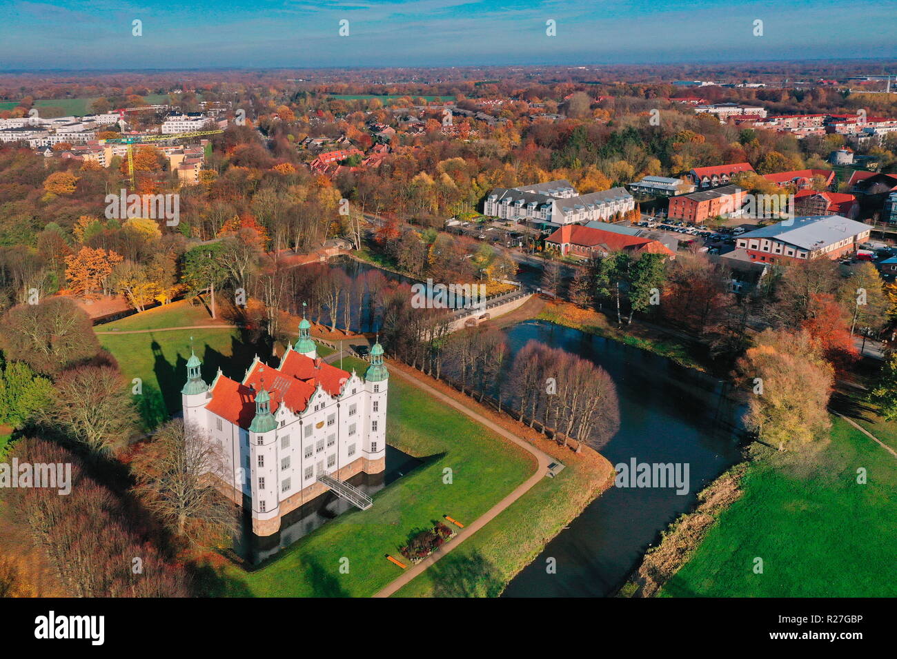 Ahrensburg. Schloss Ahrensburg mit Schlosspark und Wassergraben ...