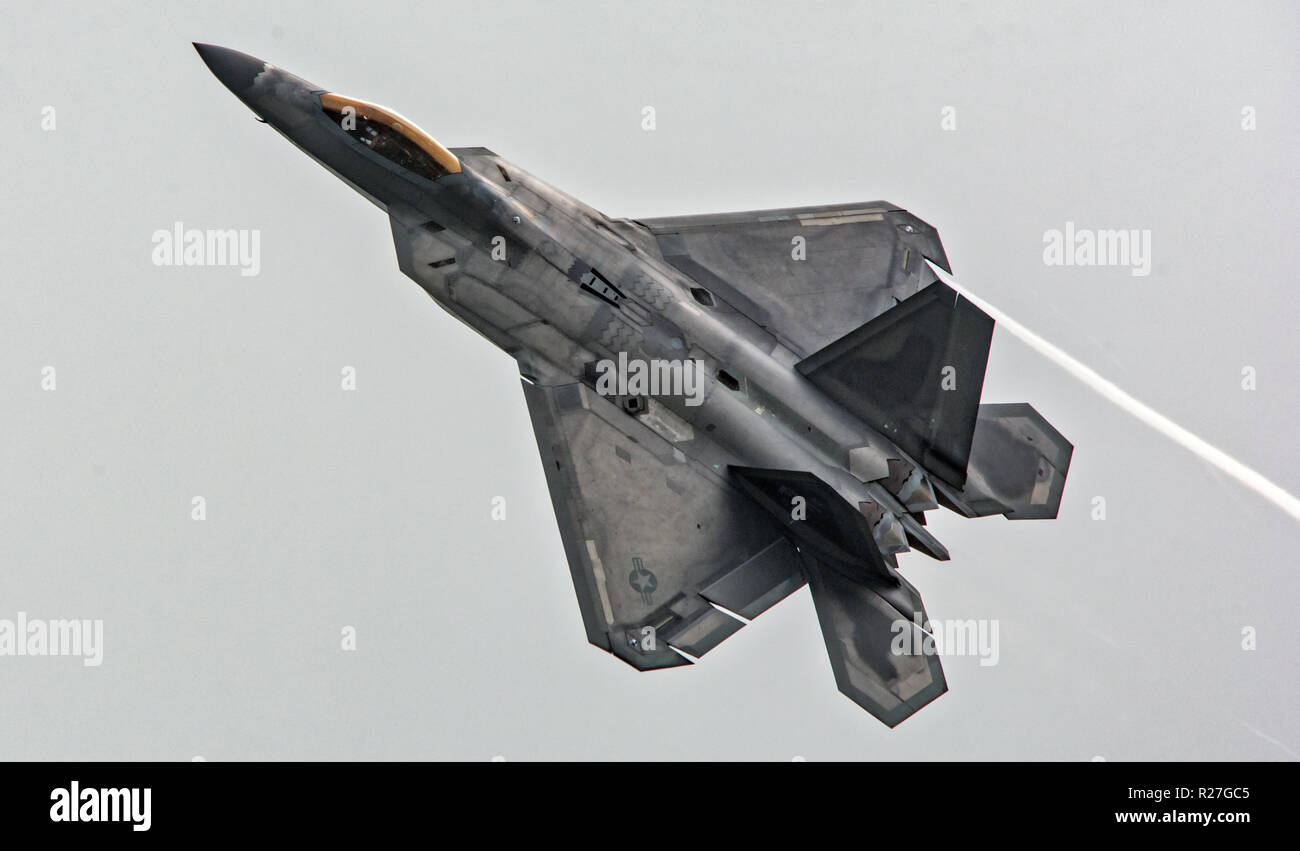 F-22 raptor flying Stock Photo - Alamy