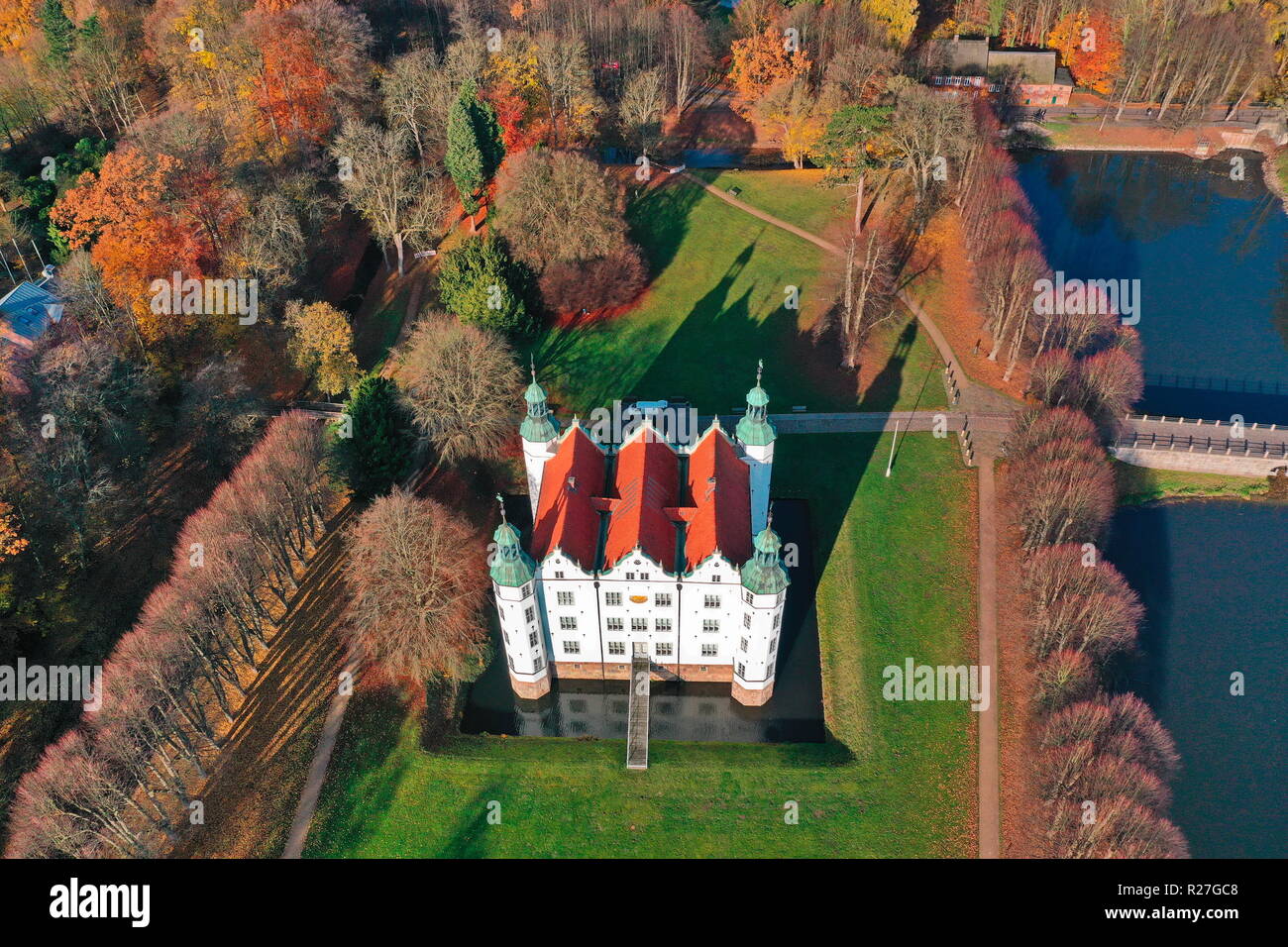 Ahrensburg. Schloss Ahrensburg mit Schlosspark und Wassergraben ...