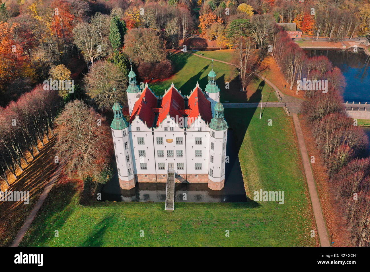 Ahrensburg. Schloss Ahrensburg mit Schlosspark und Wassergraben ...