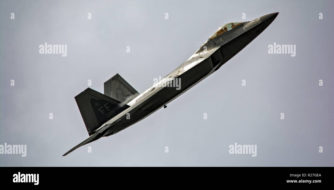 F-22 raptor flying Stock Photo - Alamy