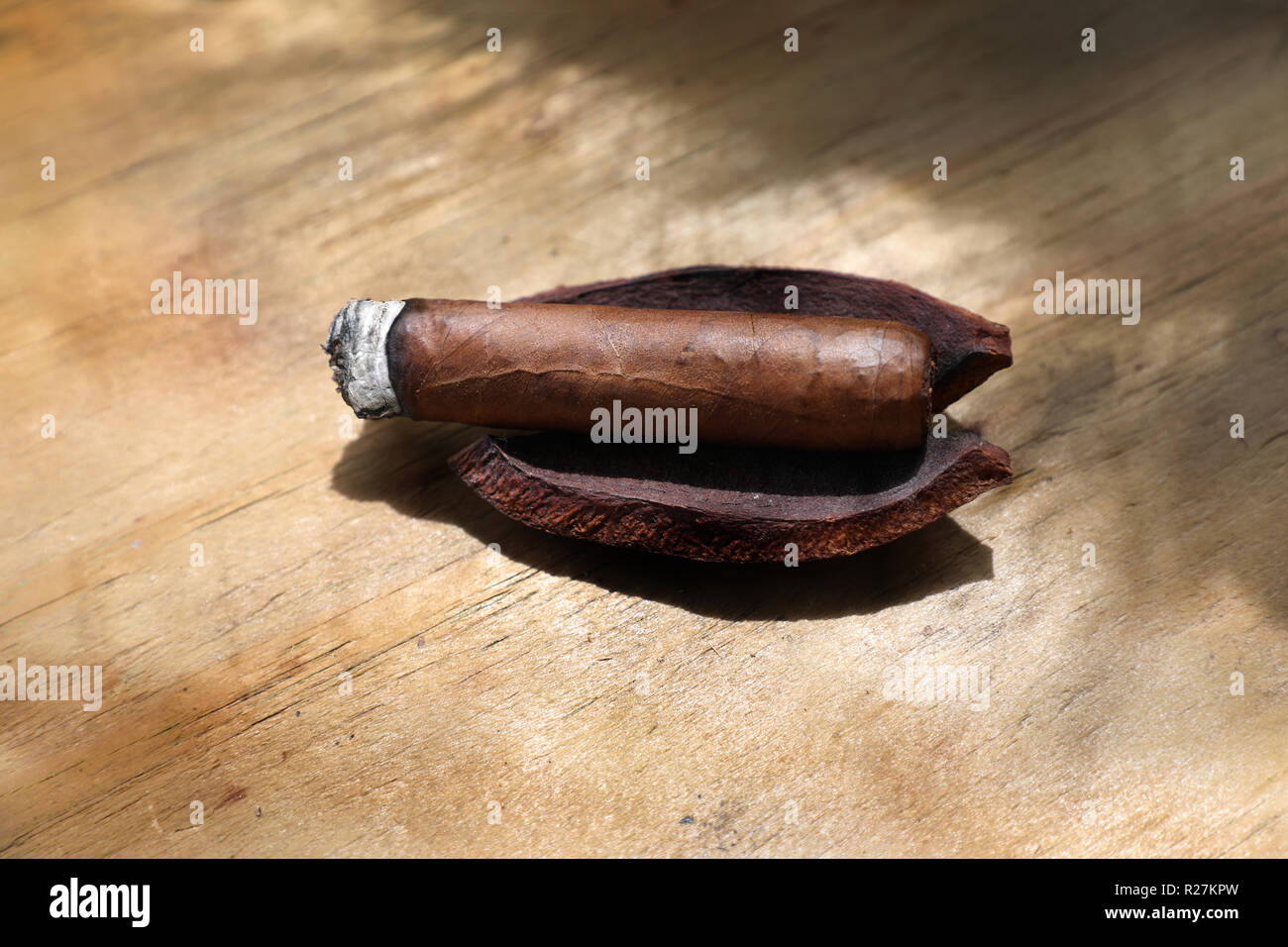 Set smoking on wooden hi-res stock photography and images - Alamy