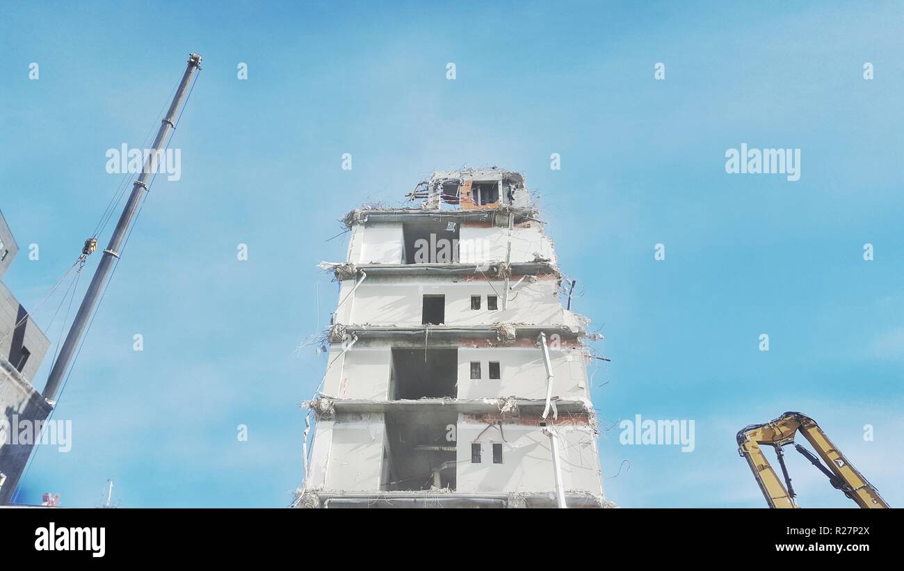 Demolition of a high rise building hi-res stock photography and images ...