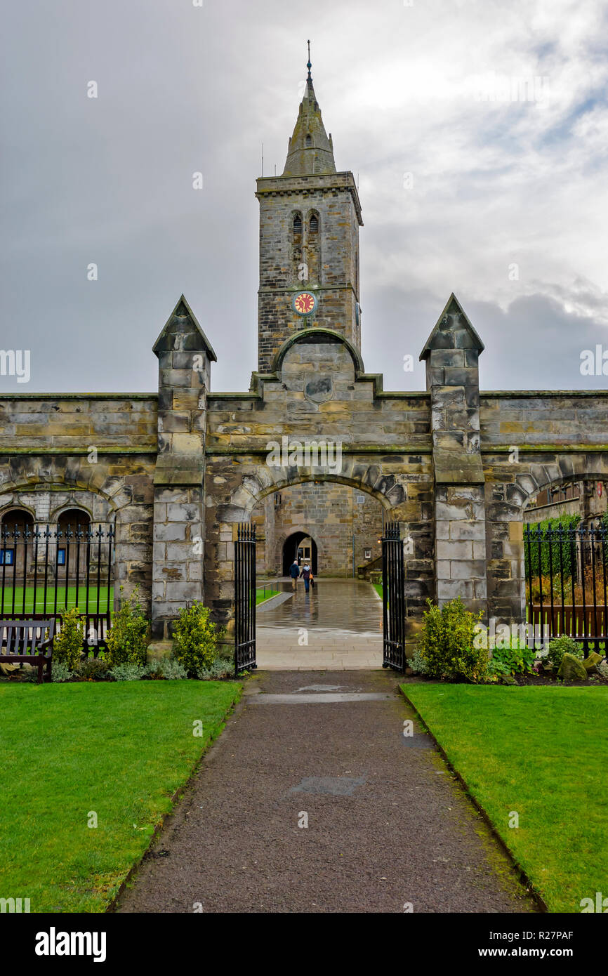 ST ANDREWS FIFE SCOTLAND ST SALVATORS COLLEGE CHAPEL AND CLOCK TOWER ...