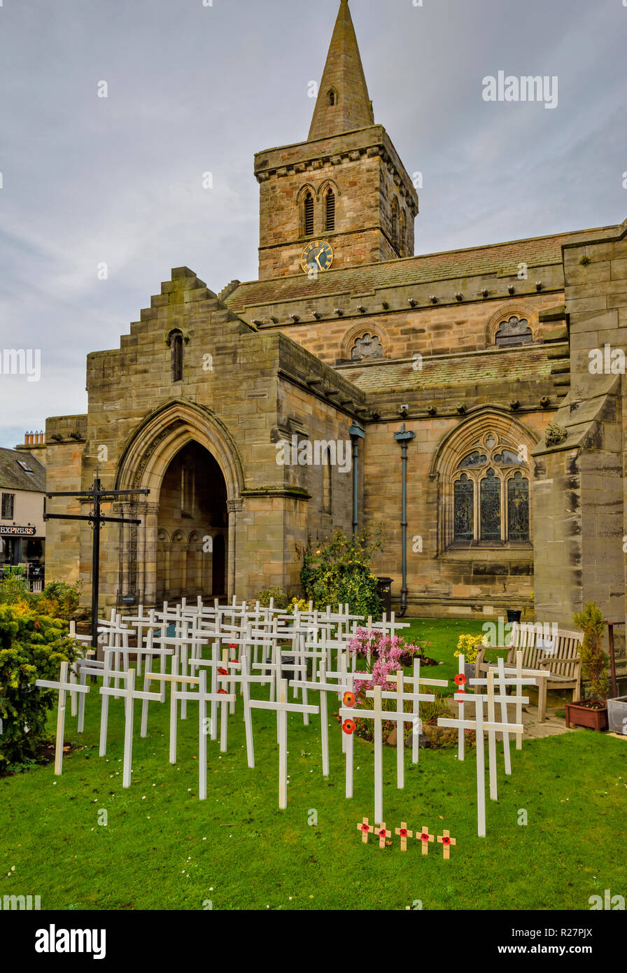 ST ANDREWS FIFE SCOTLAND WEST REMEMBRANCE DAY CROSSES AND POPPIES ON ...