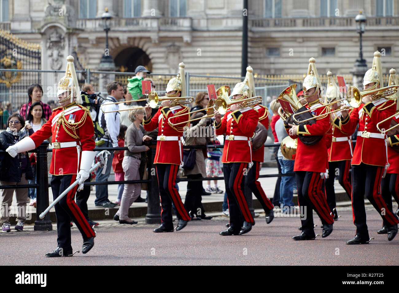 Royal guard of buckingham palace hi-res stock photography and images ...