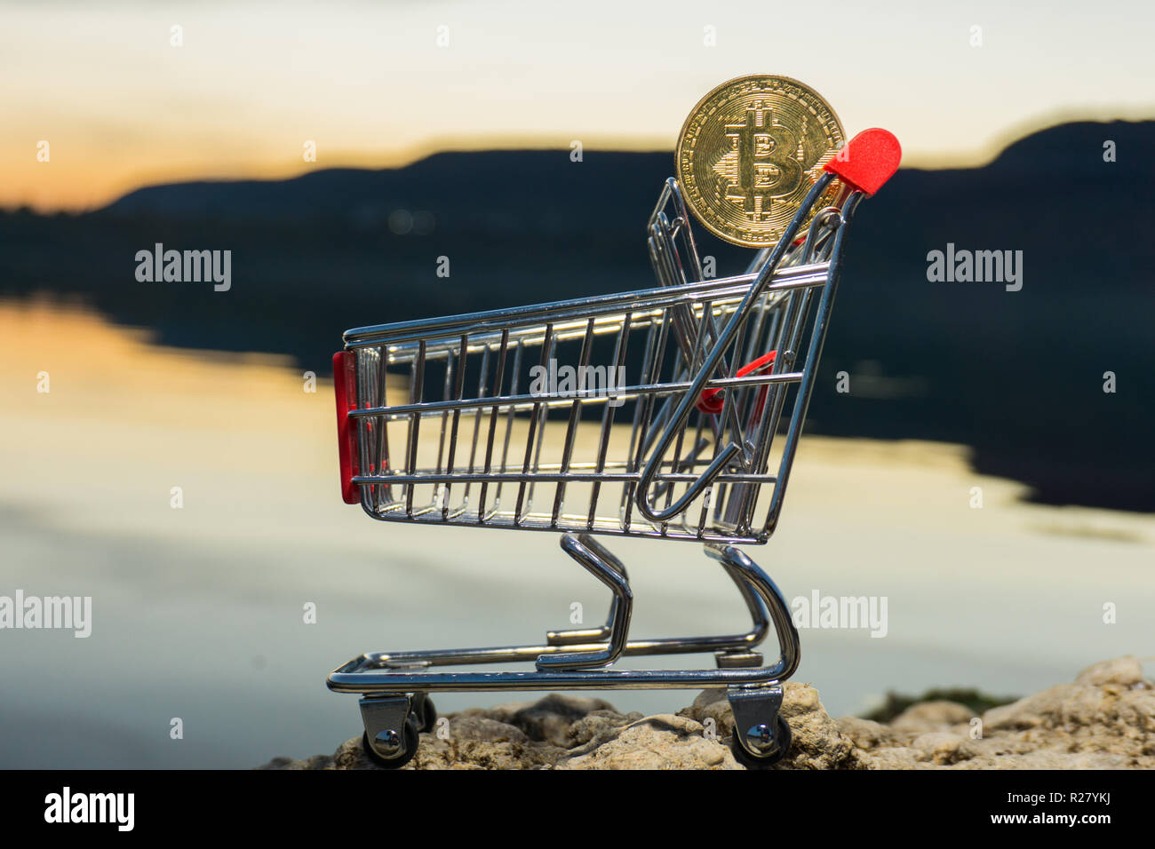 Virtual shopping cart High Resolution Stock Photography and Images - Alamy