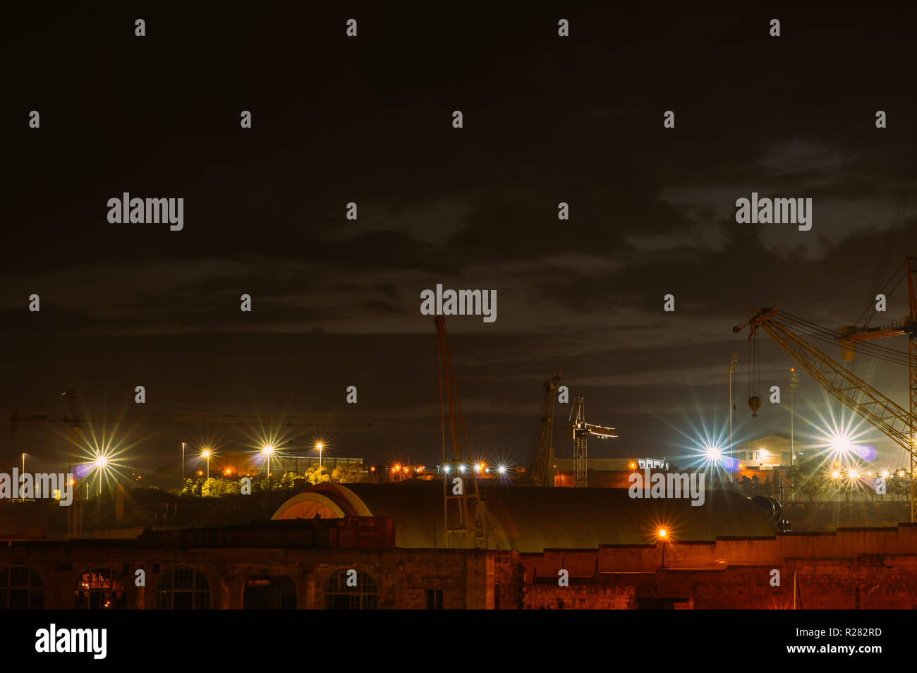 Cranes night docks hi-res stock photography and images - Alamy