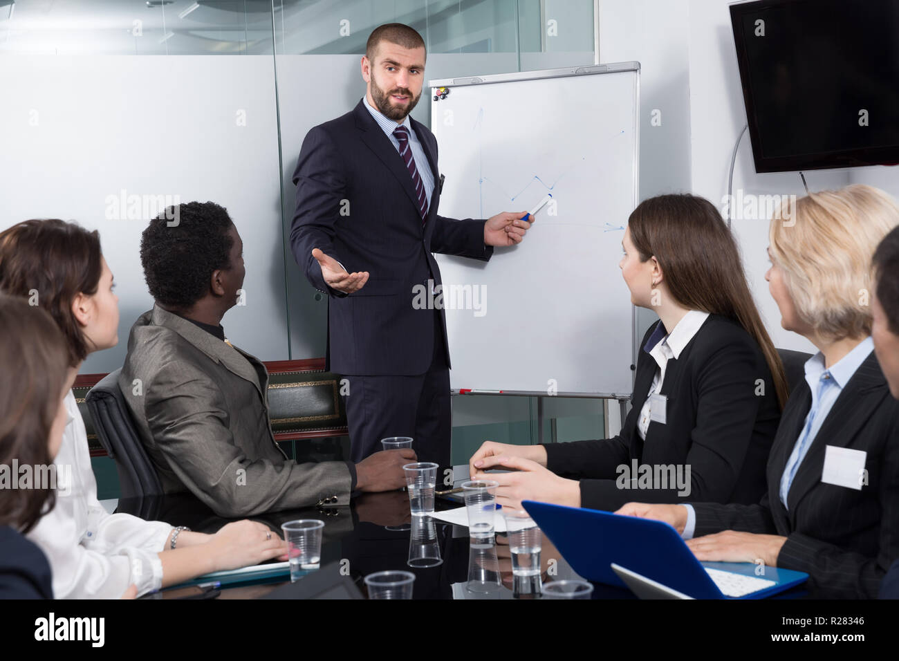 Business man speaker giving talk on corporate business meeting in ...