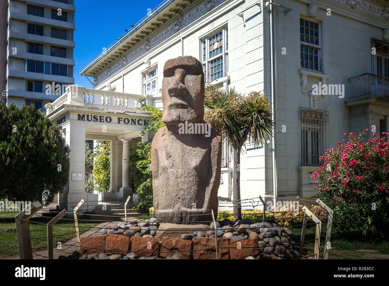 Fonck Museum and Moai Statue - Vina del Mar, Chile Stock Photo - Alamy