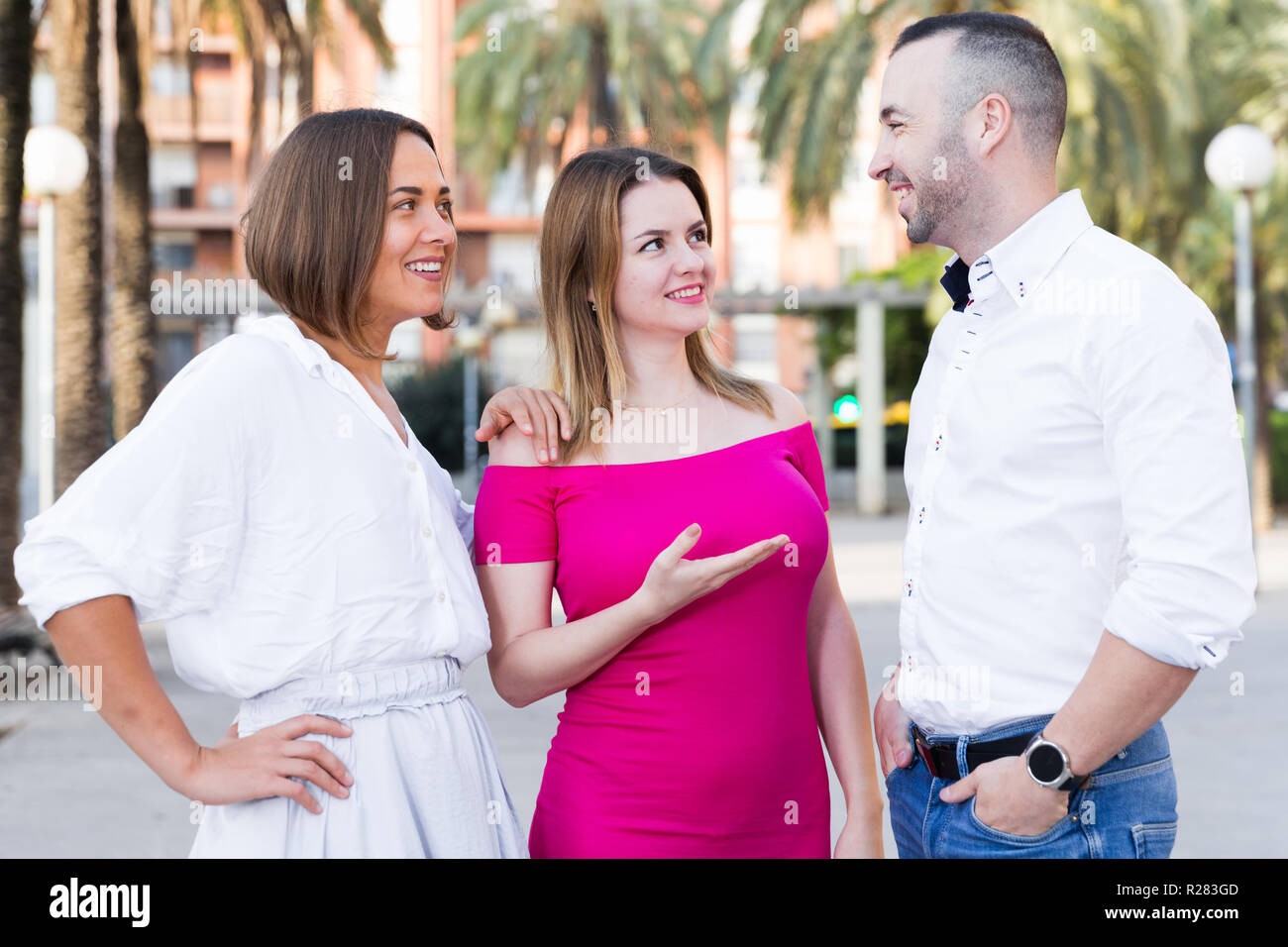 Young women are talking with stranger man who was meet on the street ...
