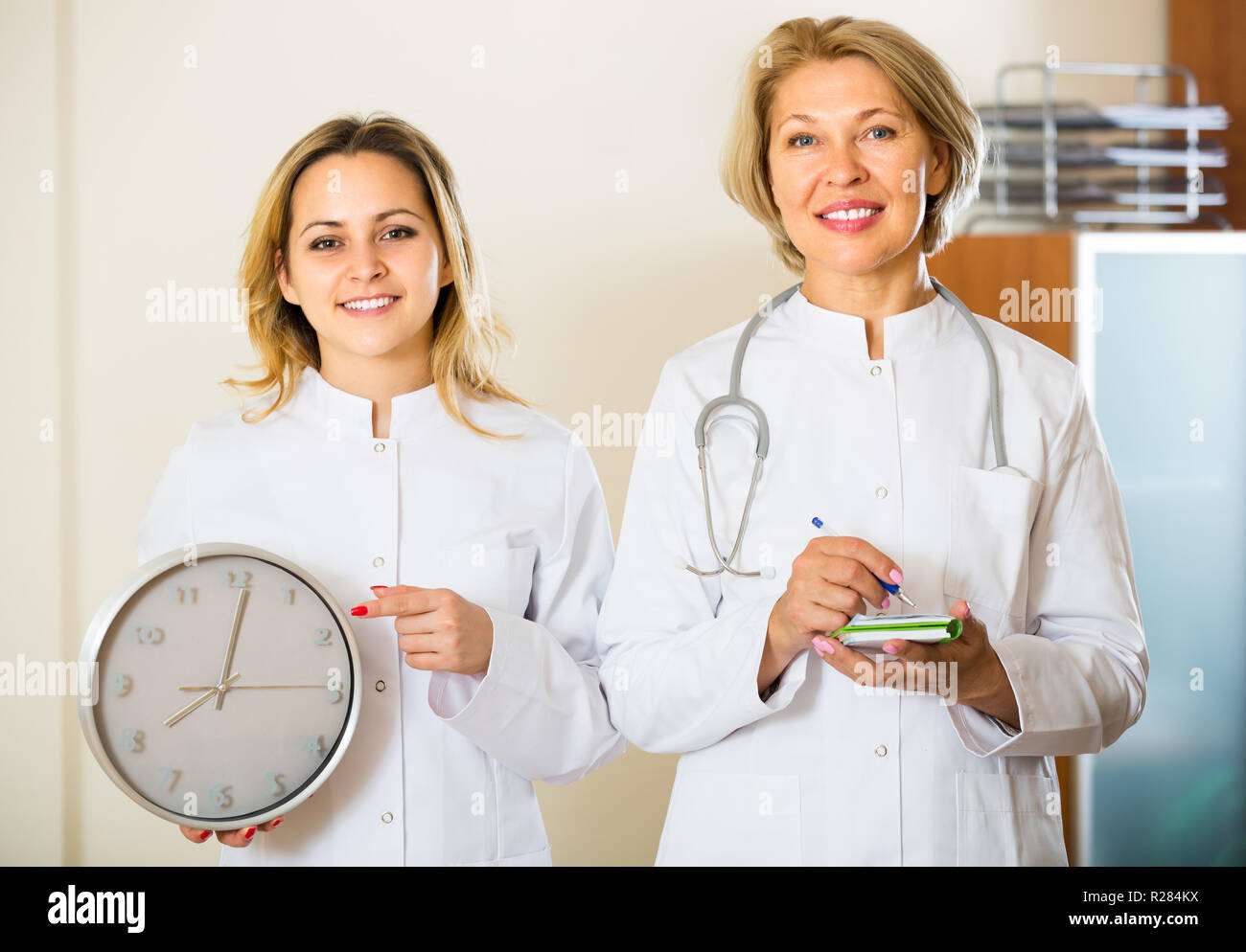 Doctors overalls hi-res stock photography and images - Alamy