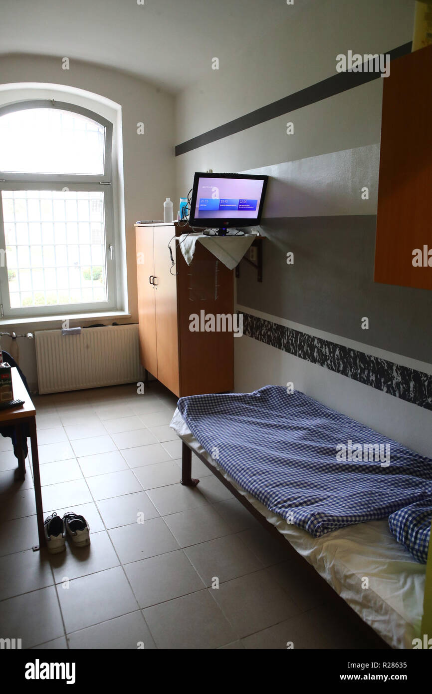 Prison cell tv hi-res stock photography and images - Alamy