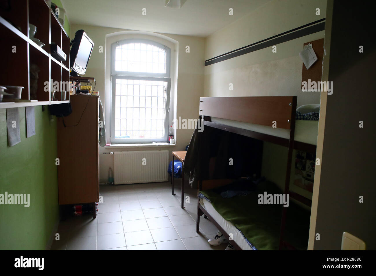 Prison cell tv hi-res stock photography and images - Alamy