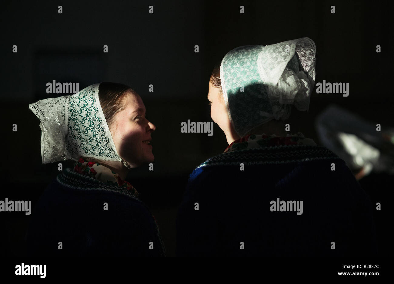 Schleife, Germany. 17th Nov, 2018. Young Sorb women in traditional ...