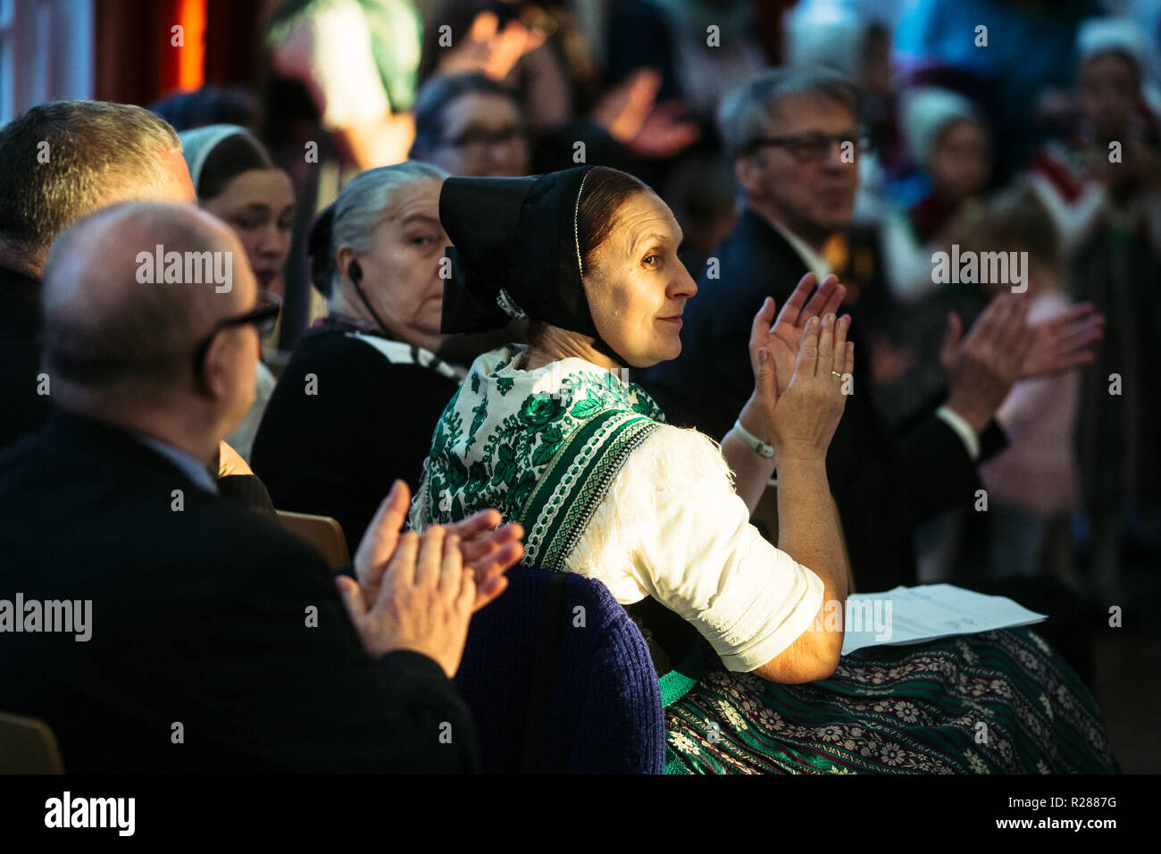 Schleife, Germany. 17th Nov, 2018. A Sorbian in traditional costume ...