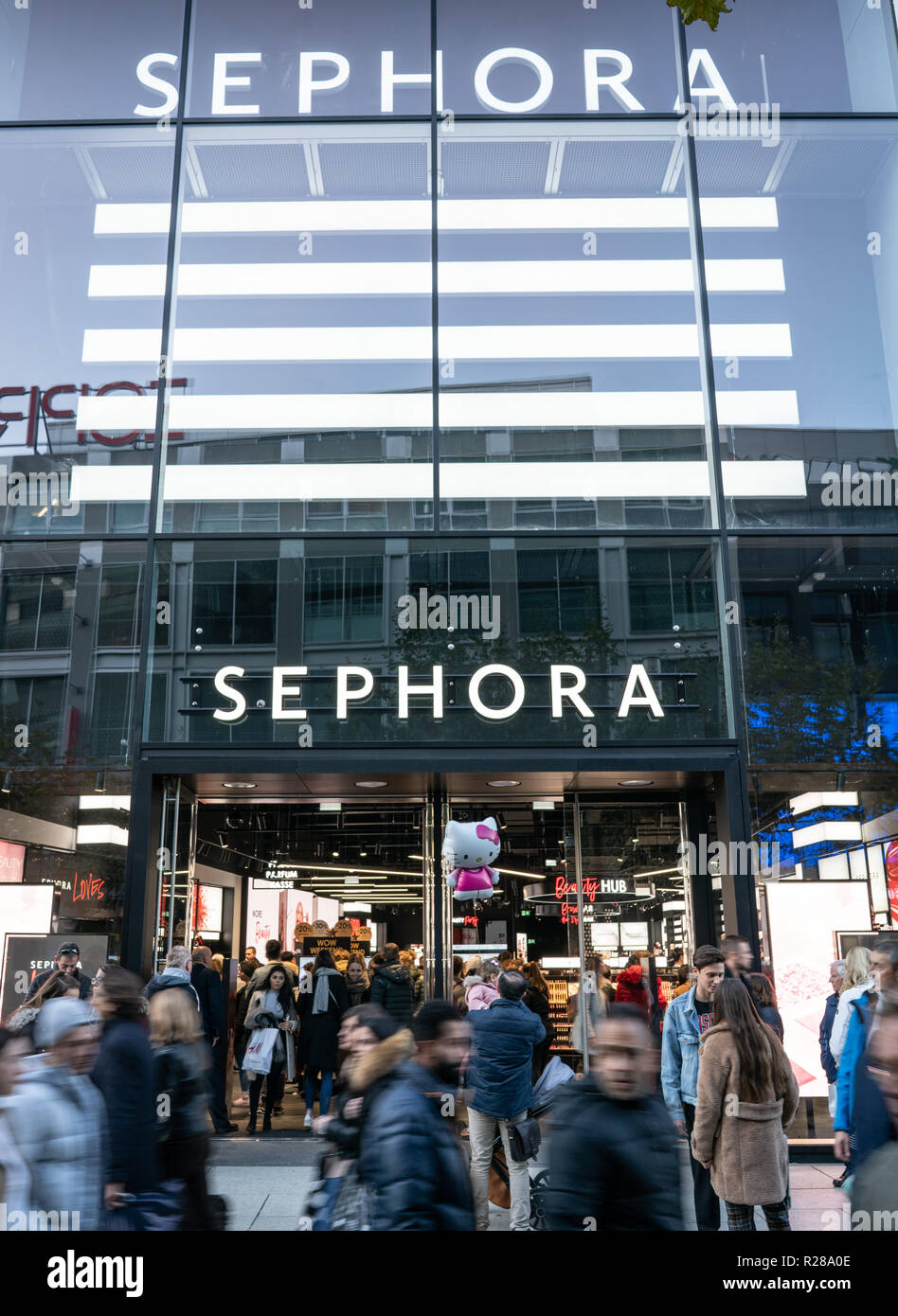 17 November 2018, Hessen, Frankfurt/Main: The newly opened branch of ...