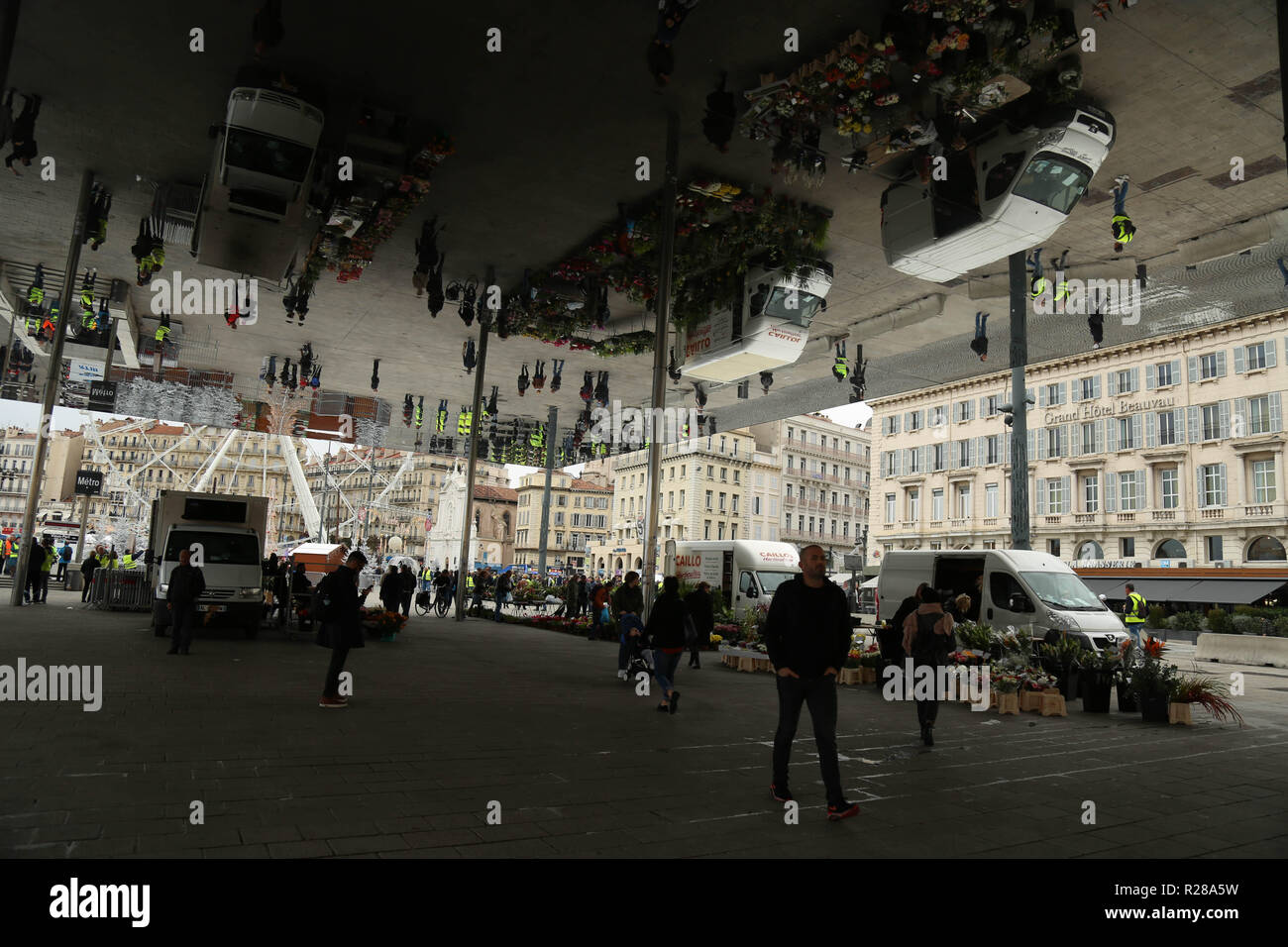 French roundabouts hi-res stock photography and images - Alamy