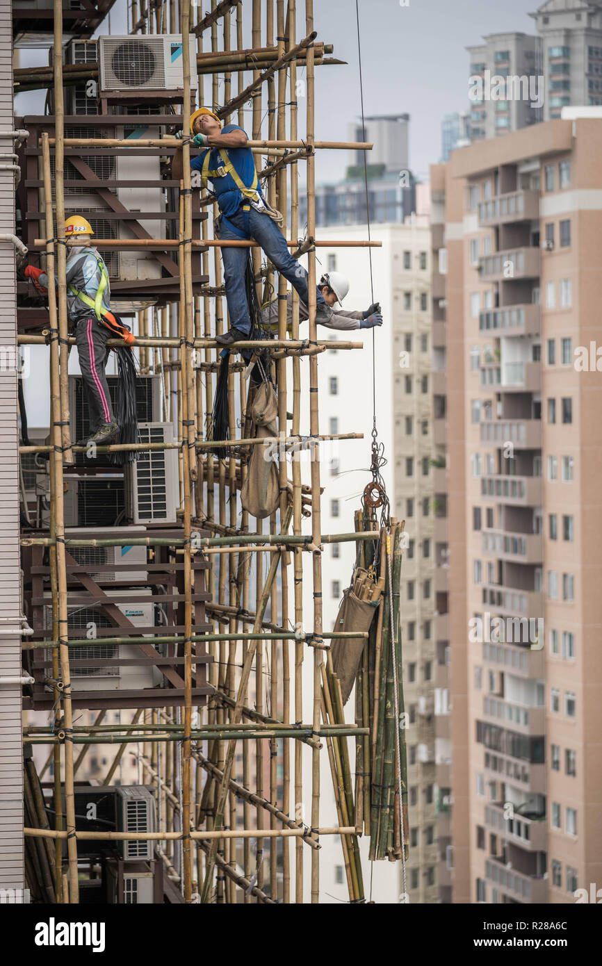Construction workers in hong scaffolding kong hi-res stock photography ...