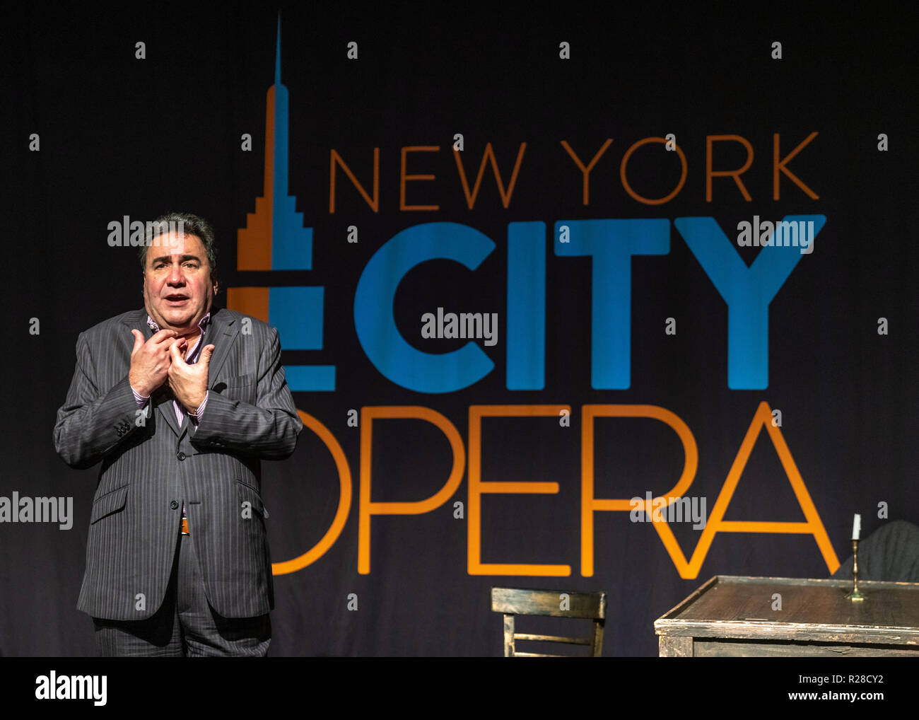 Drama and argument and stage hi-res stock photography and images - Alamy