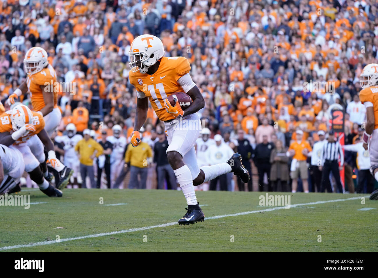November 17, 2018: Jordan Murphy #11 of the Tennessee Volunteers runs ...