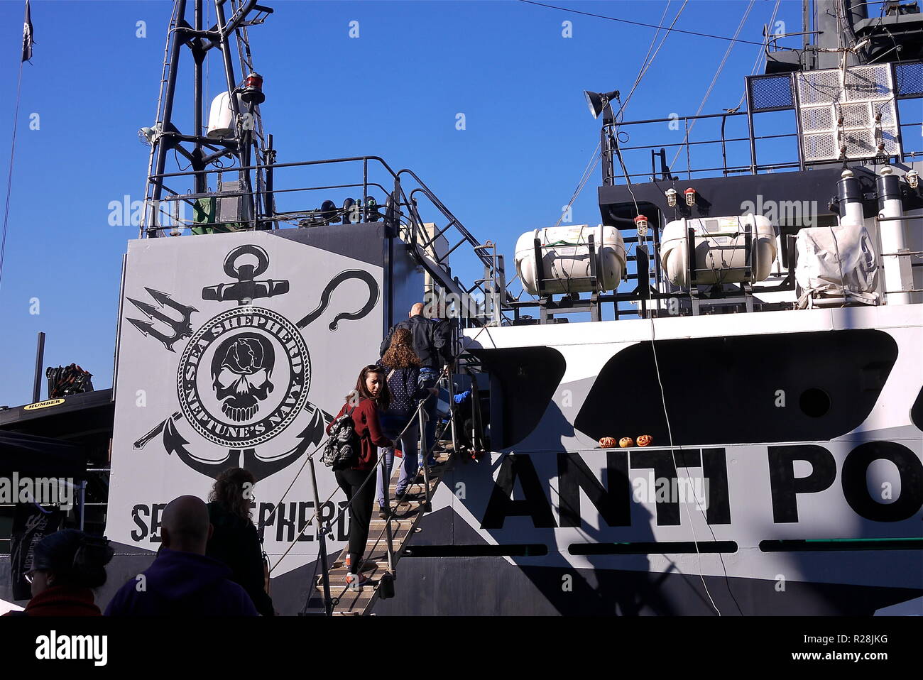 Sam simon ship hi-res stock photography and images - Alamy