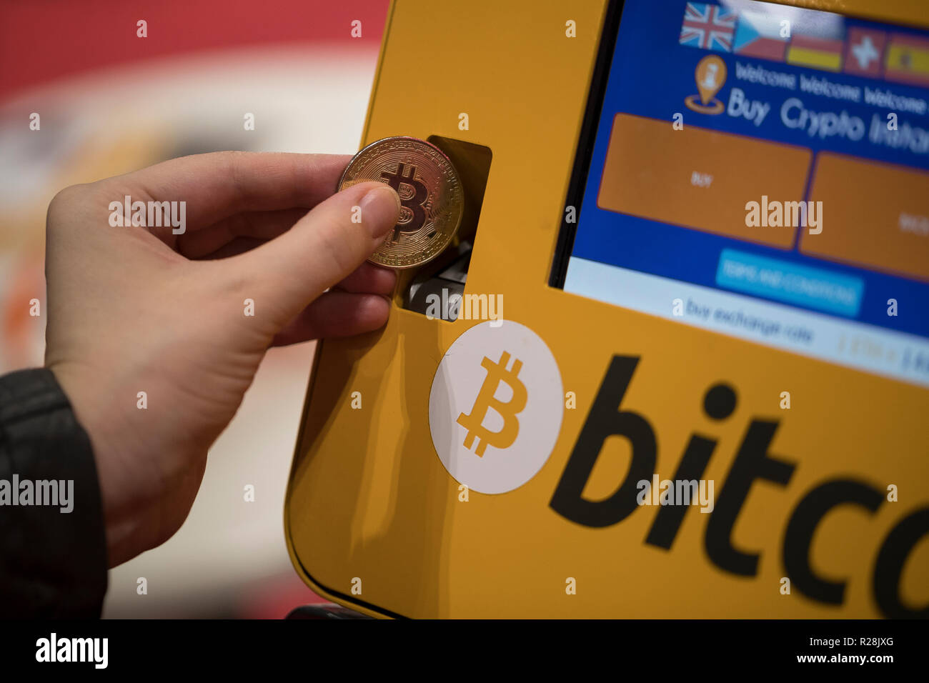 Atm receipt hi-res stock photography and images - Alamy