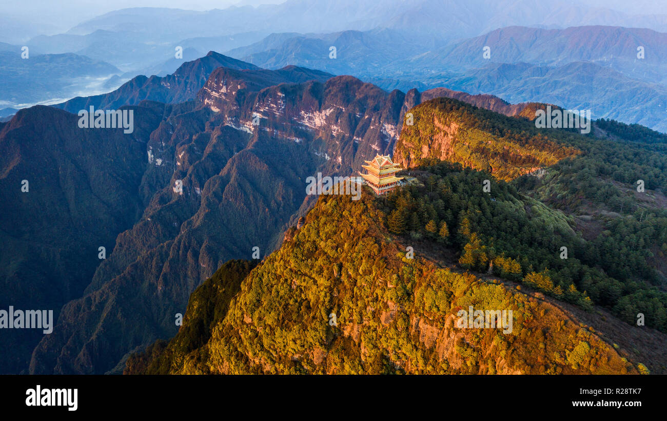 Emei shan hi-res stock photography and images - Alamy
