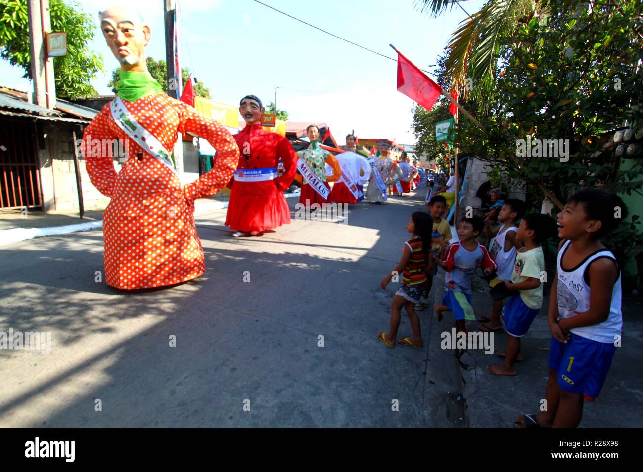 Philippines. 18th Nov, 2018. Higantes (Giant) effigy marches on the ...