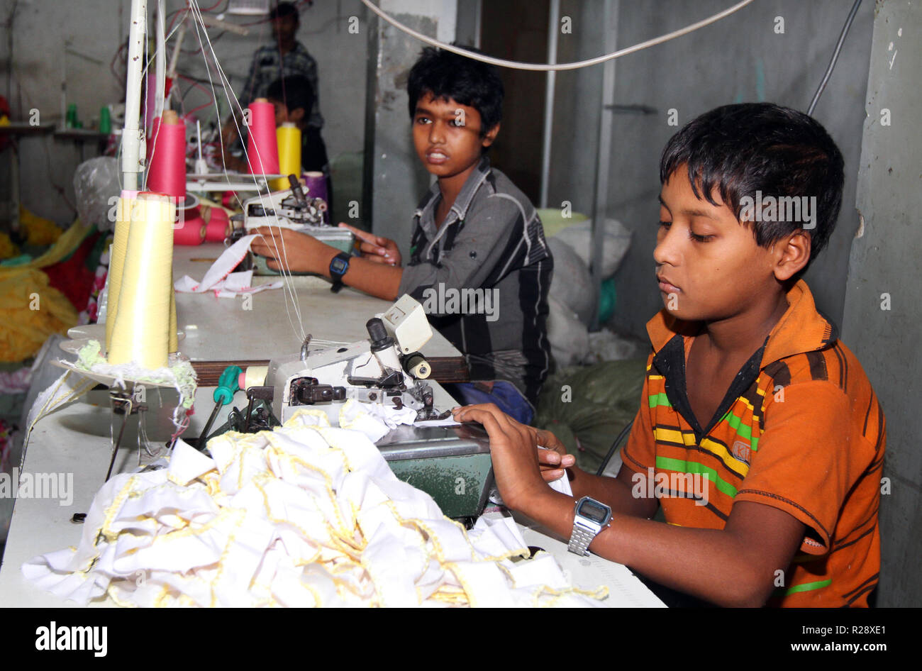 Girl working garment dhaka hi-res stock photography and images - Alamy