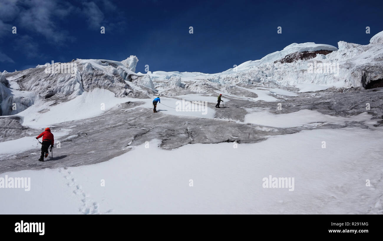Team mountain climbing hi-res stock photography and images - Alamy