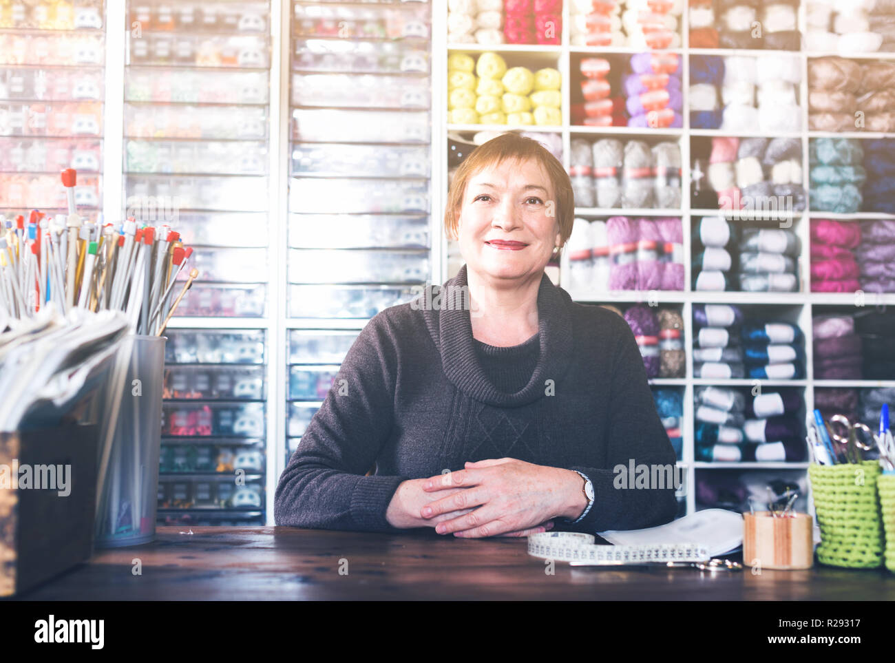 Shop assisstant hi-res stock photography and images - Alamy