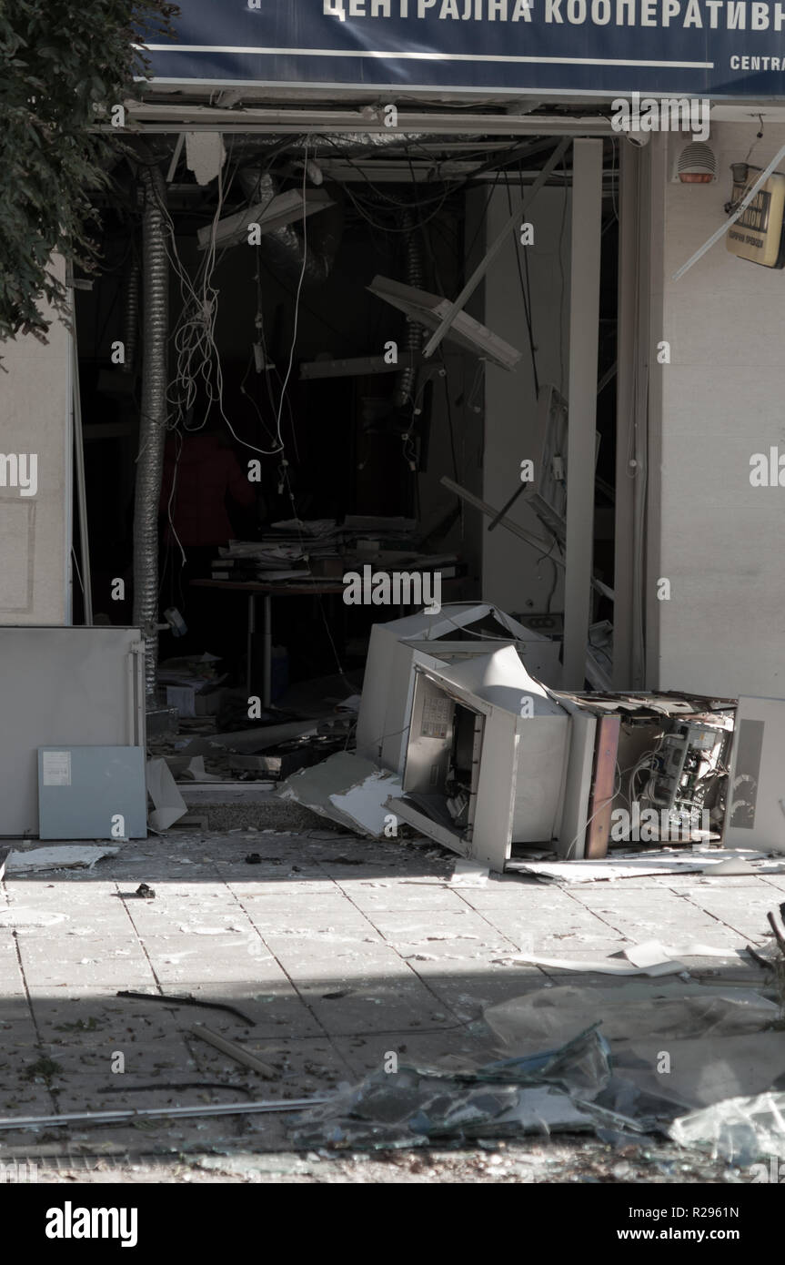 Robbery atm hi-res stock photography and images - Alamy