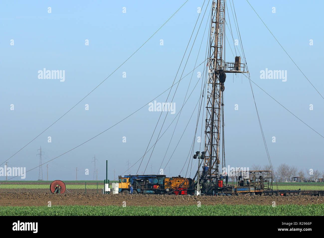 Oil drilling exploration workers hi-res stock photography and images ...