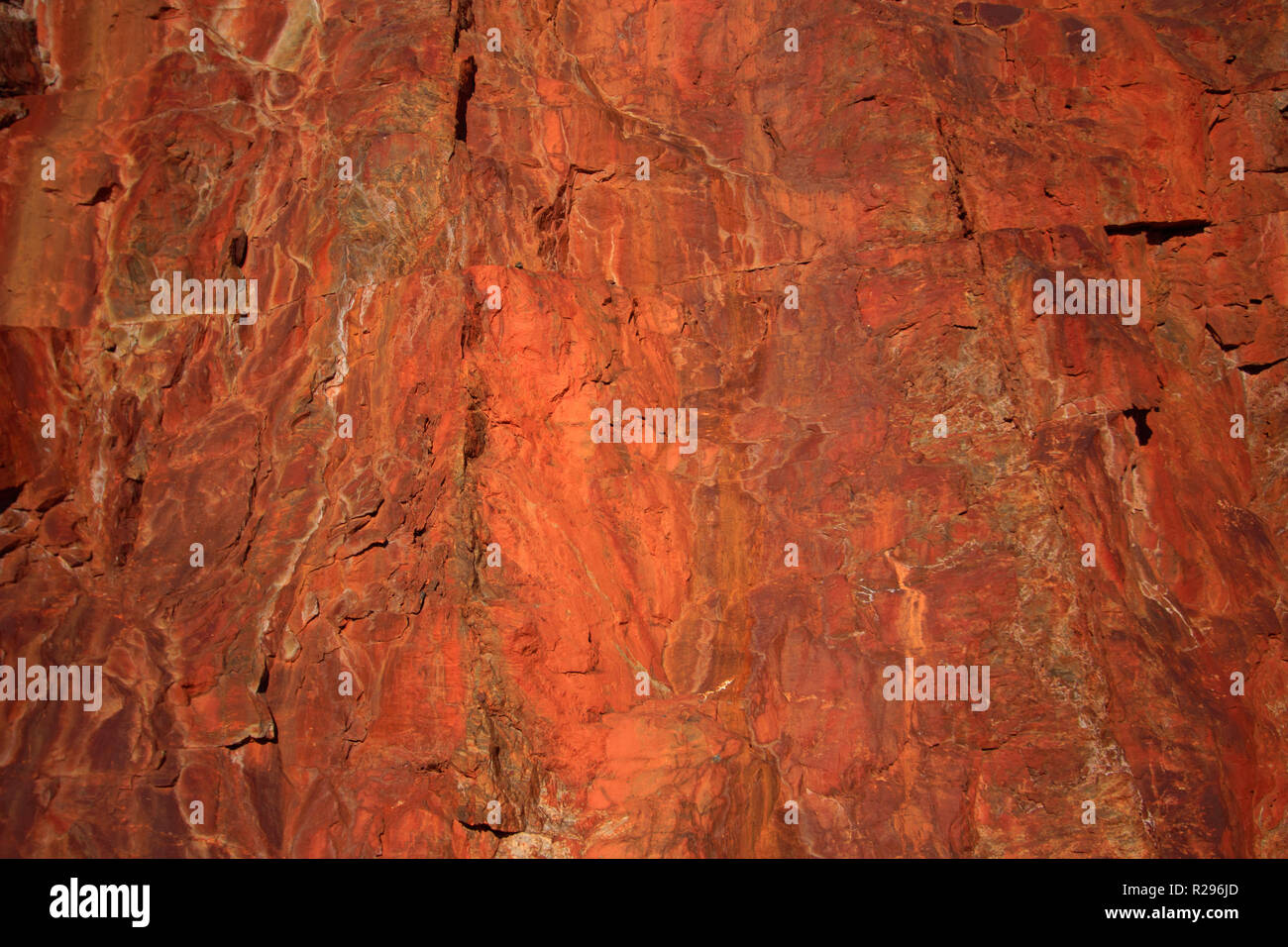Red rock cliff face background with texture, cracks, and fissures Stock ...