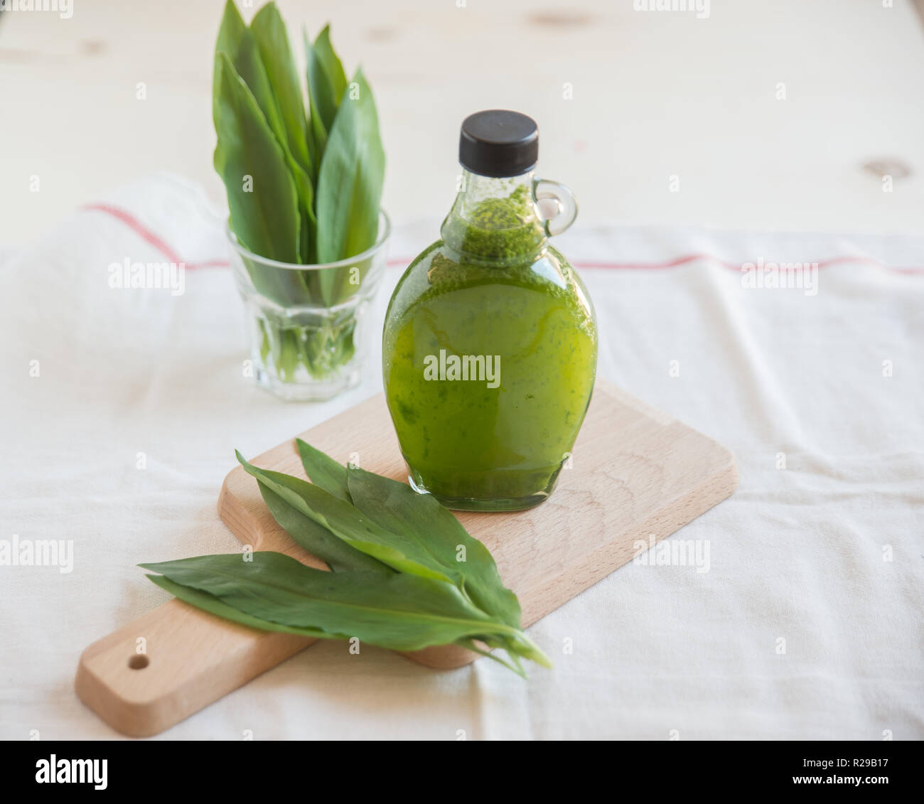 Baby spinach and kiwi hi-res stock photography and images - Alamy