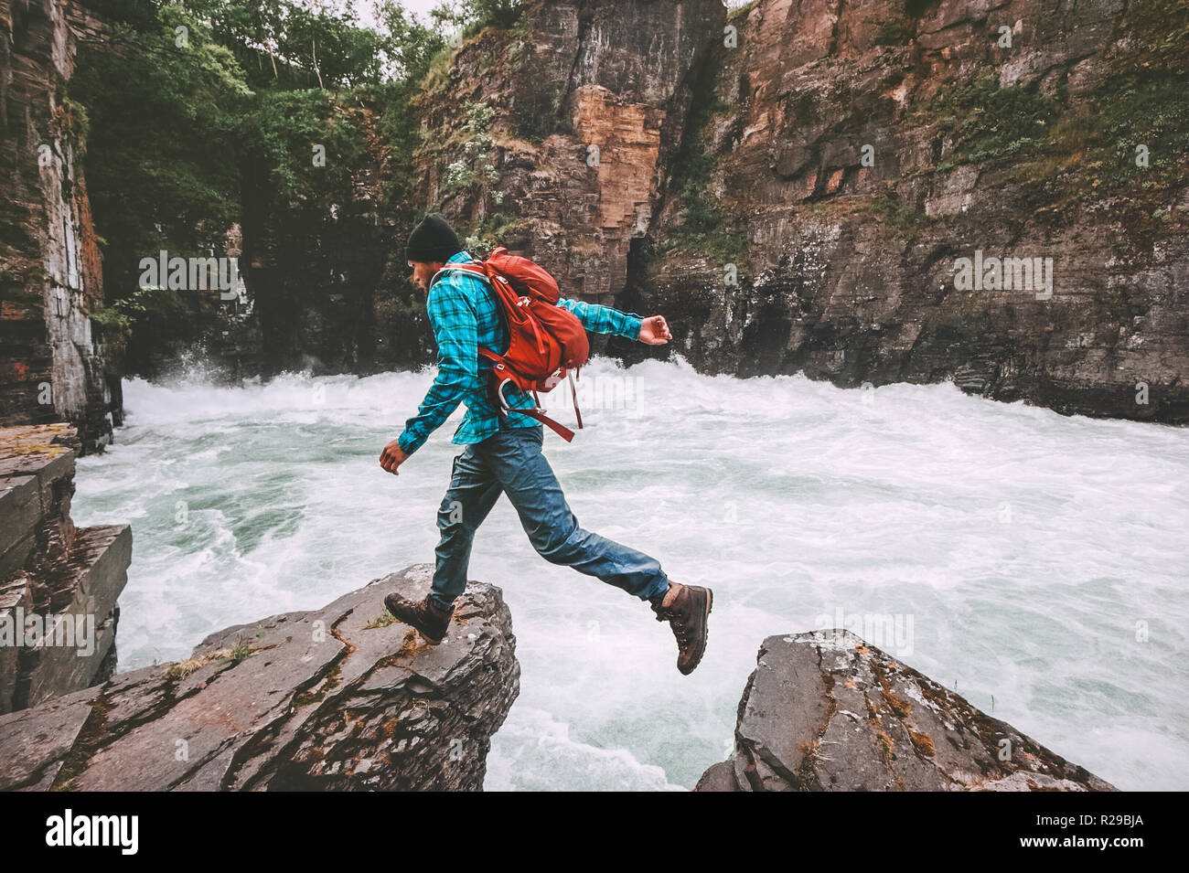 Man running cliff hi-res stock photography and images - Alamy