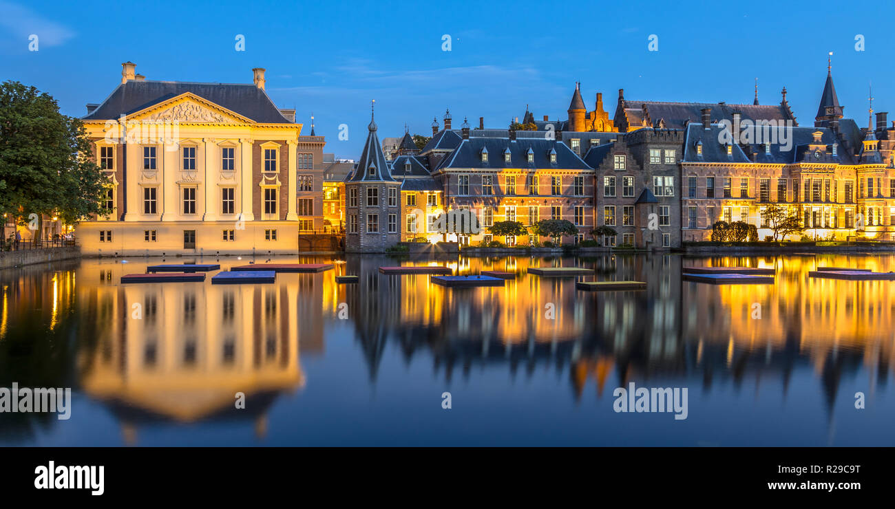 Dutch parliament building Binnenhof seen from Hofvijver at night Stock ...