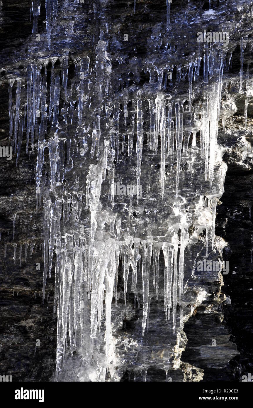 Hanging icicles hi-res stock photography and images - Alamy