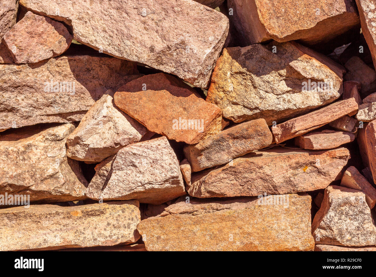 Umber rock stone texture. Mediterranean stone wall. Rocks Stock Photo - Alamy