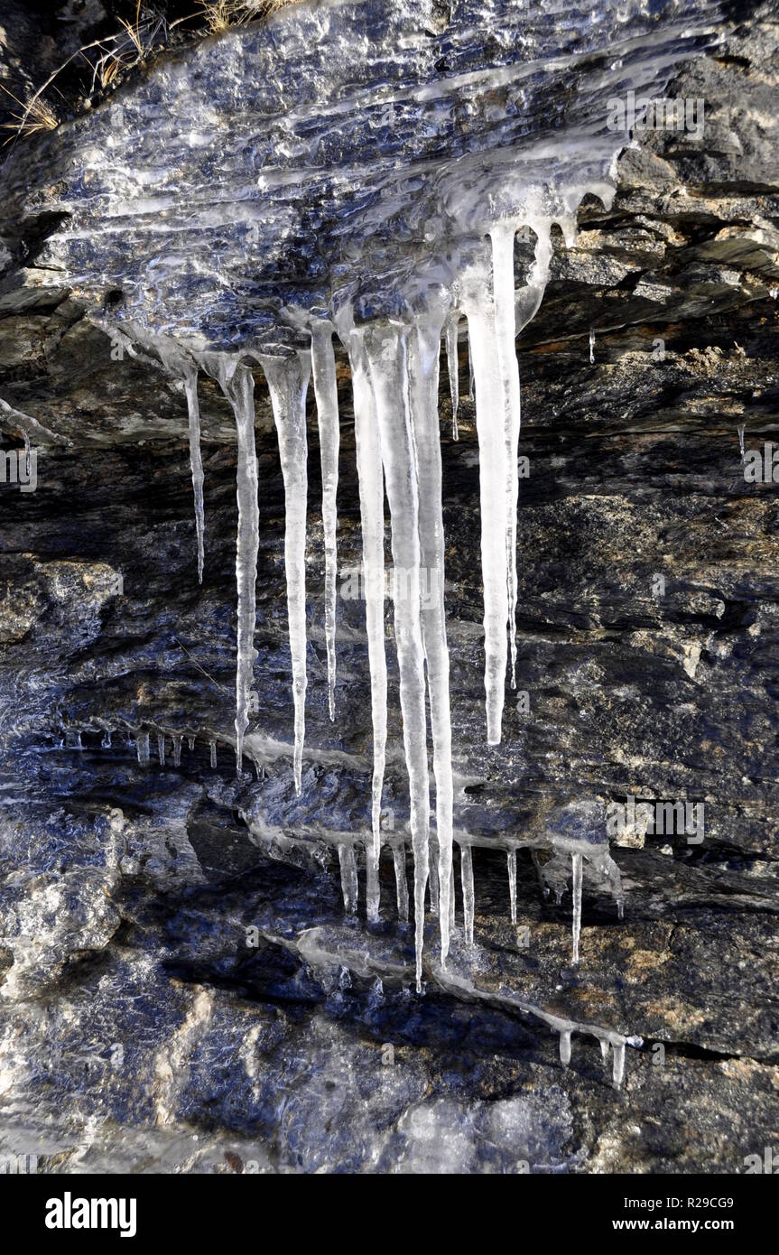 Hanging icicles hi-res stock photography and images - Alamy